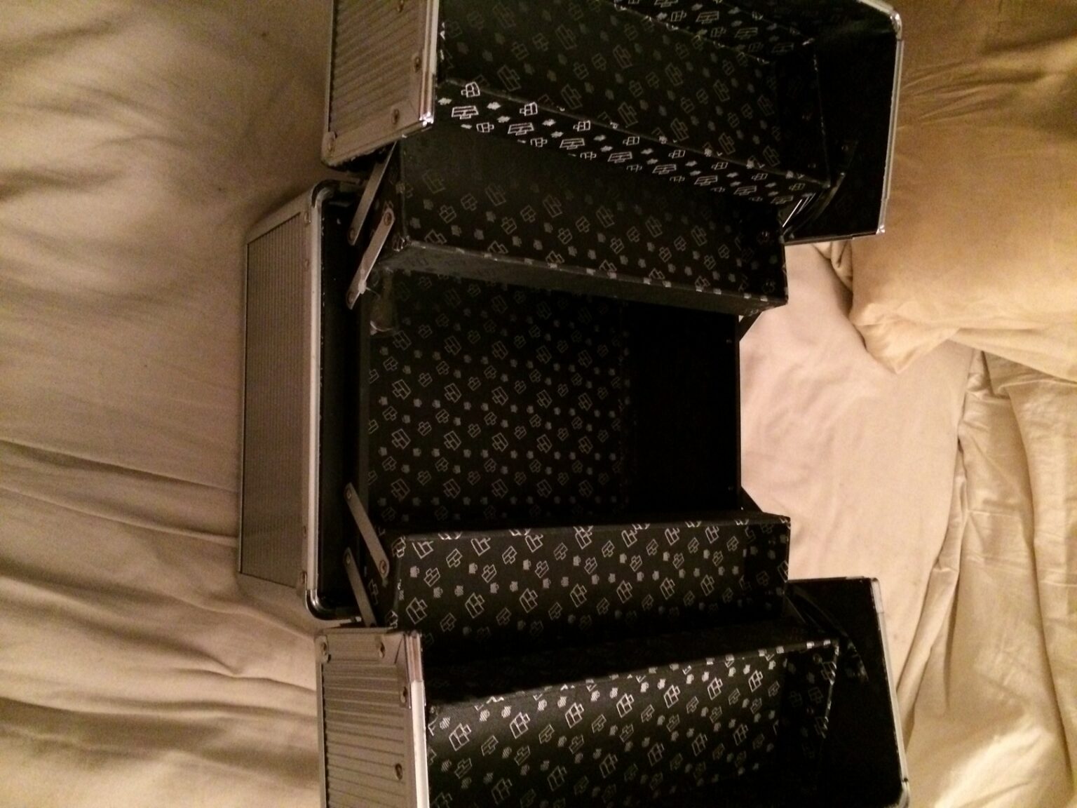 3 Ideas For Dorm Room Makeup Storage | Every College Girl